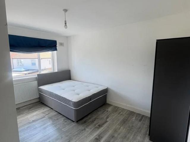 Apartment at Dellfield Crescent, Greater London