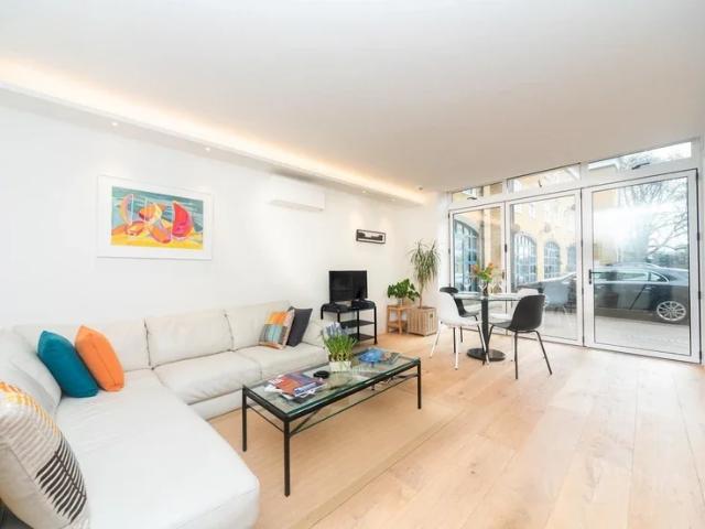 Apartment at Deodar Road, Greater London