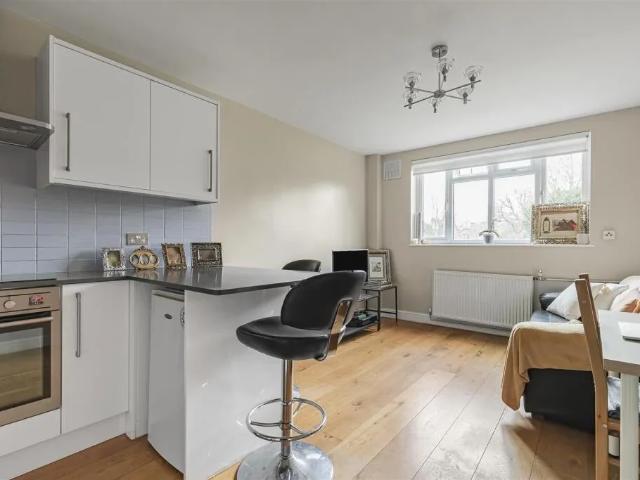 Apartment at Dryburgh Road, Greater London