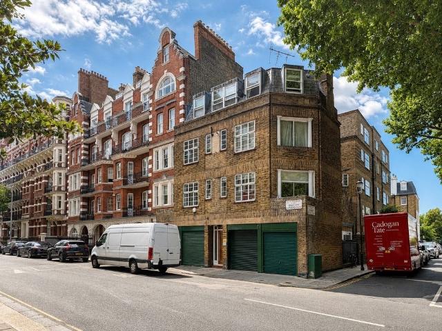 Apartment at Drayton Gardens, Greater London