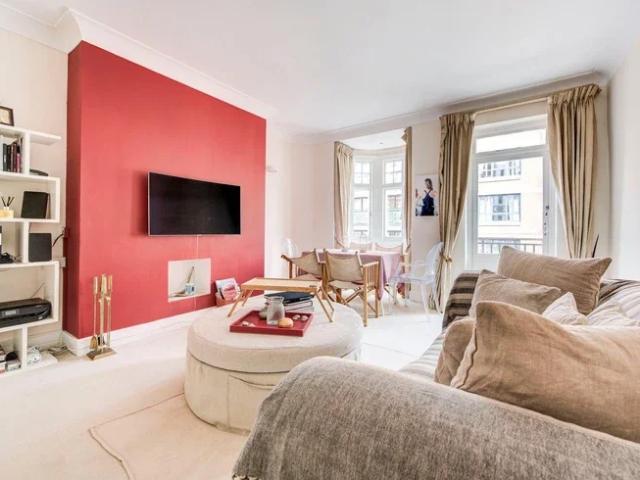 Apartment at Drayton Gardens, Greater London