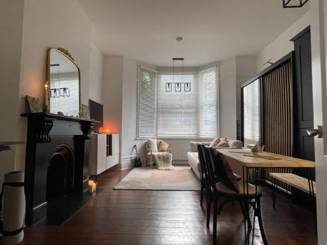 Apartment at Drayton Park, Greater London