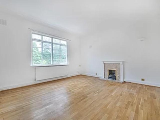Apartment at Dulwich Wood Park, Greater London