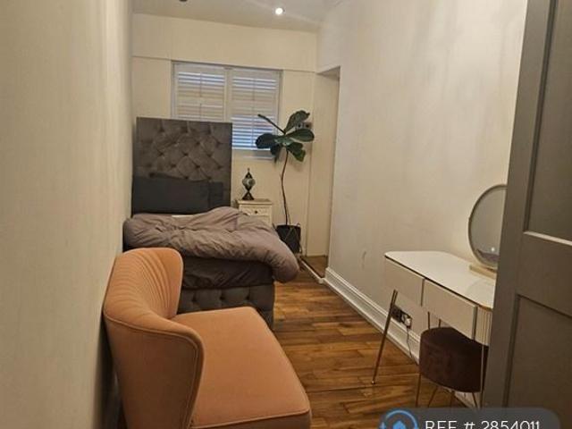 Room at Dunspring Lane, Greater London