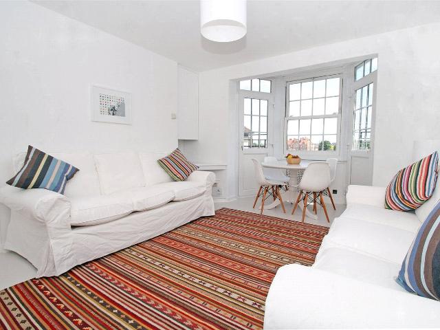 Apartment at Emlyn Gardens, Greater London