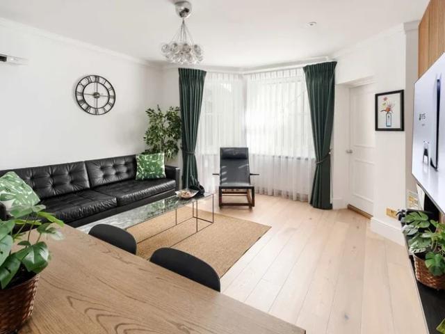 Apartment at Emperor's Gate, Greater London