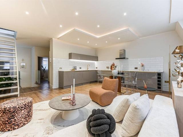 Apartment at Eardley Crescent, Greater London