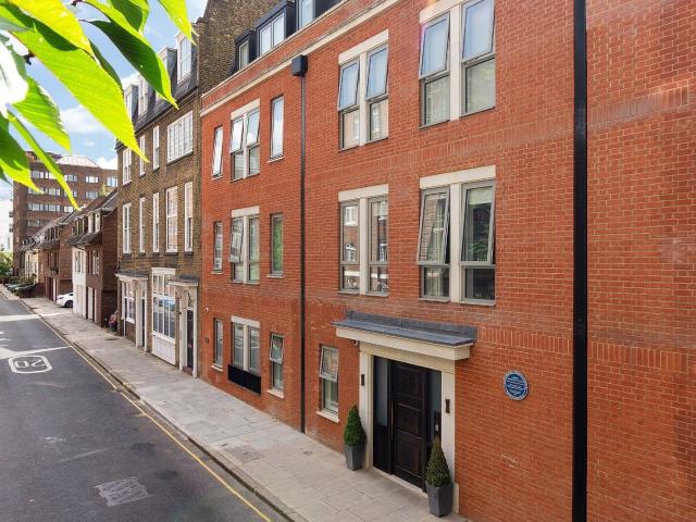 Apartment at Earl's Court Road, Greater London
