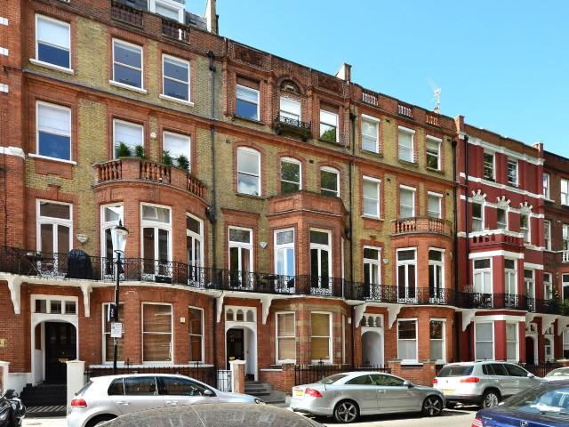 Apartment at Earl's Court Road, Greater London