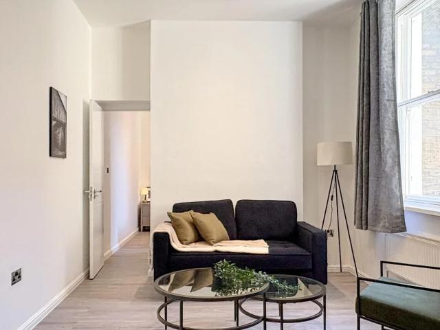 Apartment at Earl's Court Road, Greater London