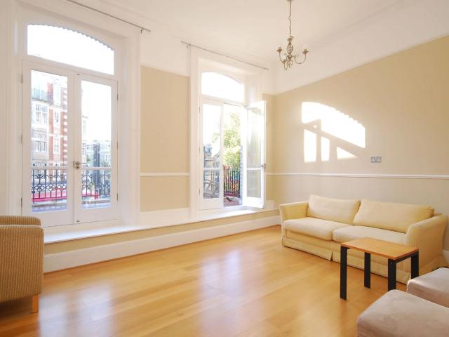 Apartment at Earl's Court Road, Greater London