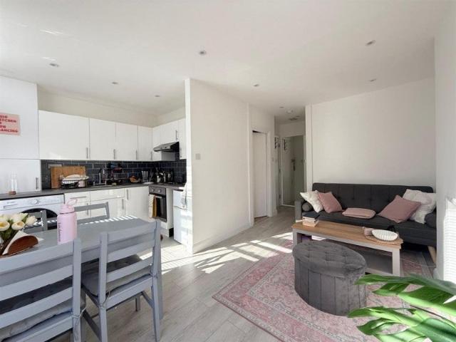 Apartment at Earl's Court Road, Greater London