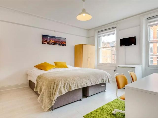 Apartment at Earl's Court Road, Greater London