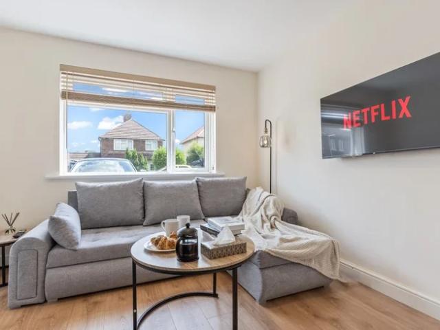 Apartment at Earlsbrook Road, Reigate and Banstead