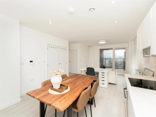 Apartment at East Acton Lane, Greater London