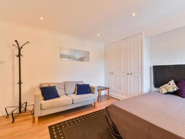 Apartment at East Hill, Greater London