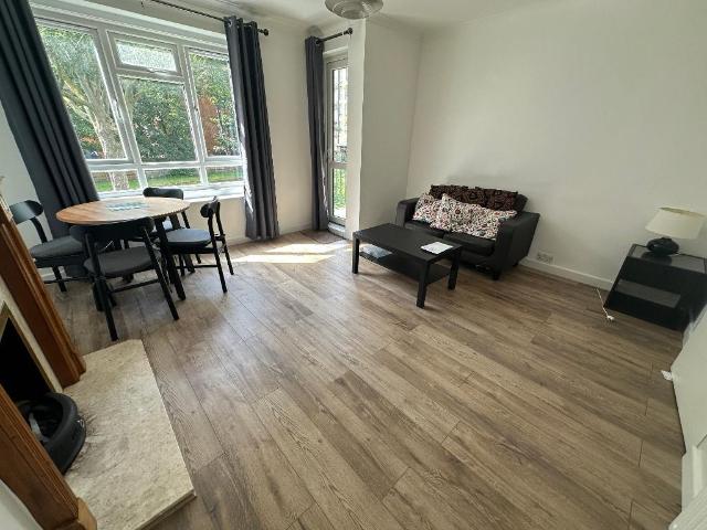 Apartment at Elizabeth Gardens, Greater London