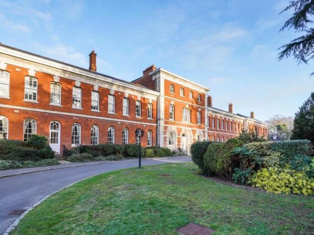 Apartment at Ellesmere Place, Elmbridge