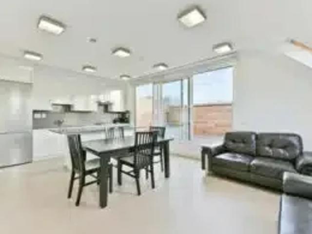 Apartment at Elm Avenue, Greater London