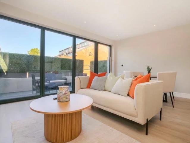 Apartment at Elm Grove, Greater London