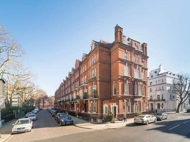 Apartment at Elm Park Gardens, Greater London
