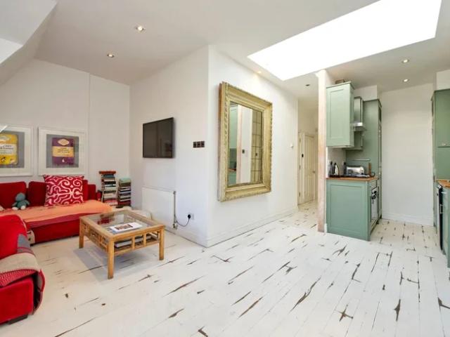 Apartment at Elm Park Gardens, Greater London