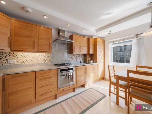 Apartment at Elm Park Gardens, Greater London