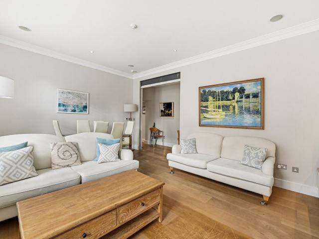 Apartment at Elm Park Gardens, Greater London
