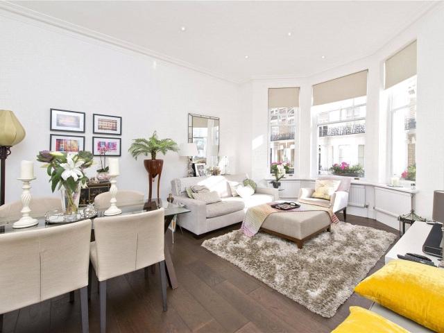Apartment at Elm Park Gardens, Greater London