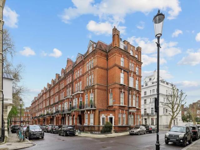Apartment at Elm Park Gardens, Greater London