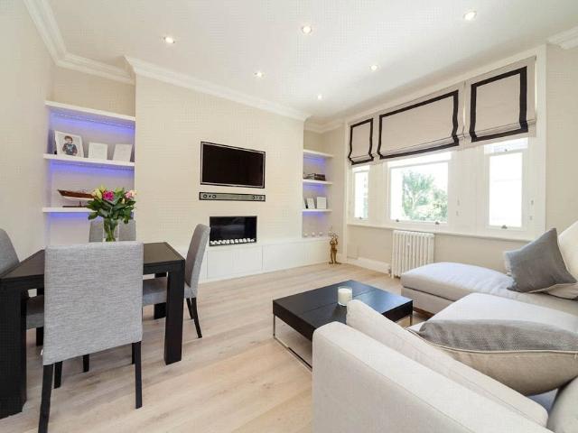 Apartment at Elm Park Gardens, Greater London