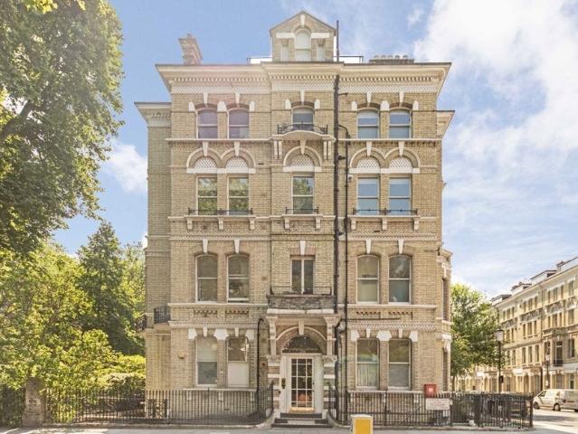 Apartment at Elm Park Gardens, Greater London