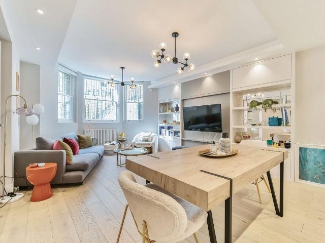 Apartment at Elm Park Gardens, Greater London