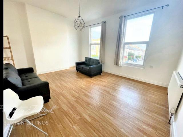 Apartment at Elm Park, Greater London