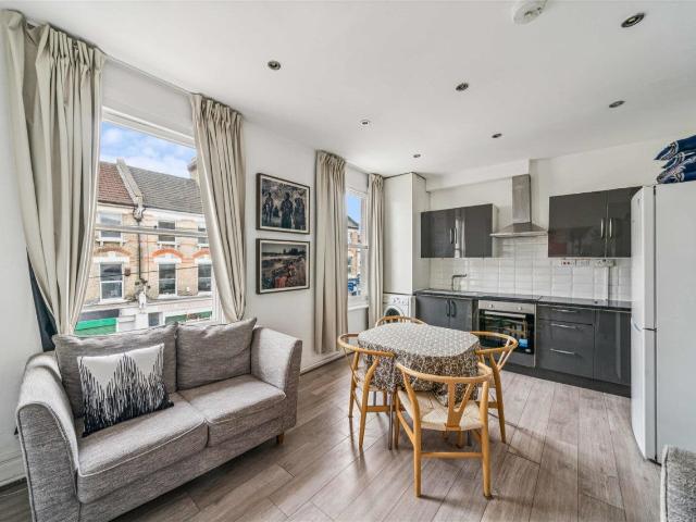 Apartment at Elm Park, Greater London