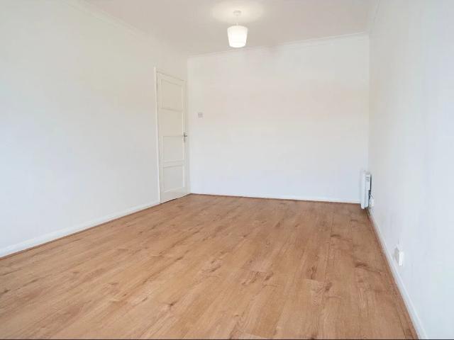 Apartment at Elmhurst Avenue, Greater London