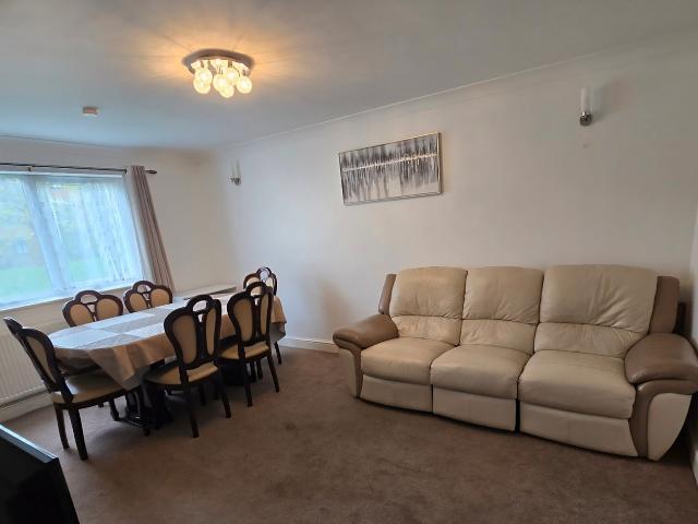 Apartment at Evergreen Way, Greater London
