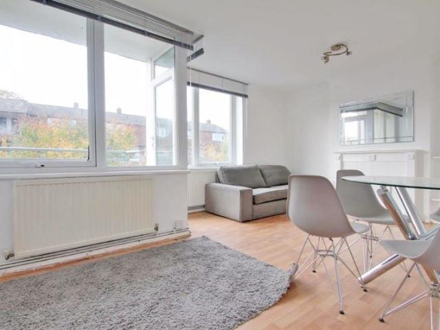 Apartment at Ewen Crescent, Greater London