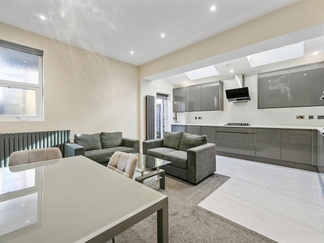 Apartment at Eynham Road, Greater London