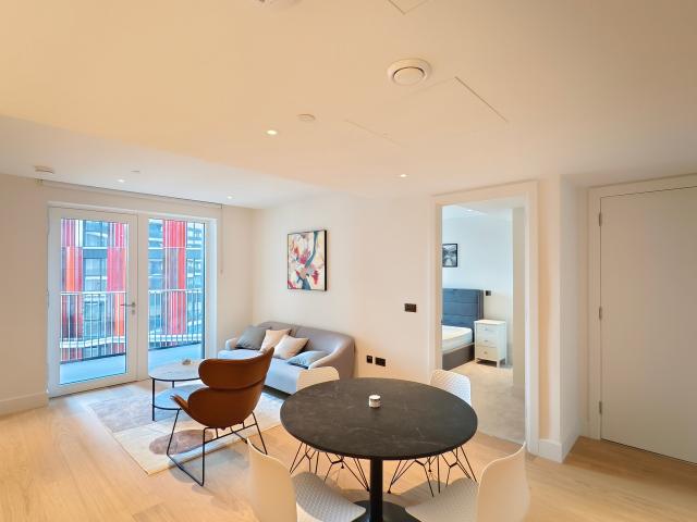 Apartment at Fountain Park Way, Greater London