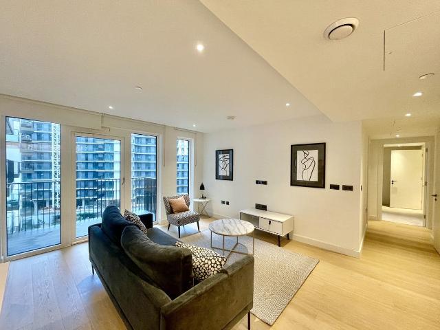 Apartment at Fountain Park Way, Greater London