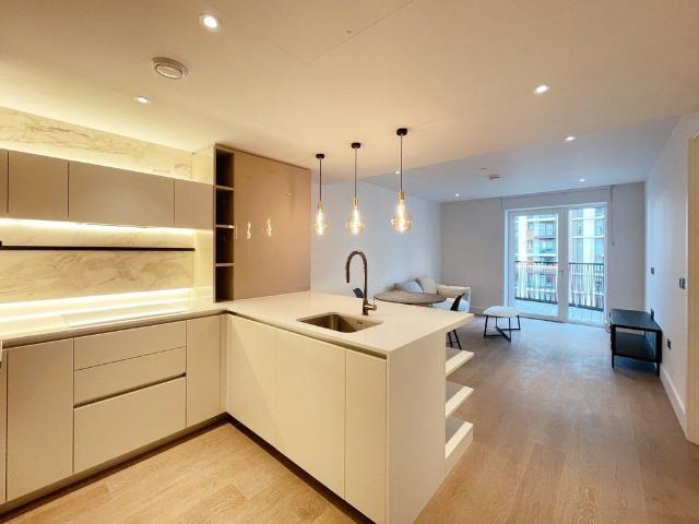 Apartment at Fountain Park Way, Greater London
