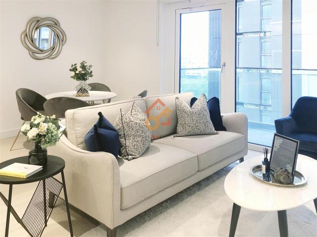 Apartment at Fountain Park Way, Greater London