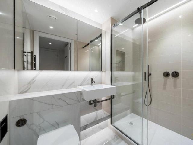 Apartment at Fountain Park Way, Greater London