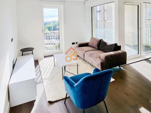 Apartment at Fountain Park Way, Greater London