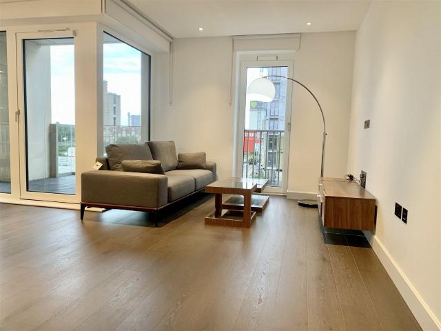Apartment at Fountain Park Way, Greater London