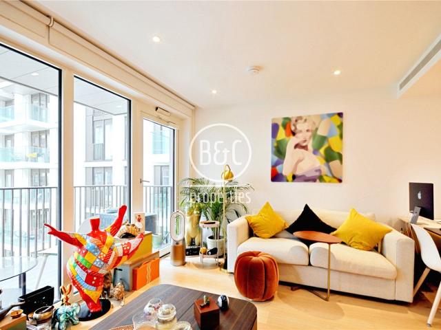 Apartment at Fountain Park Way, Greater London