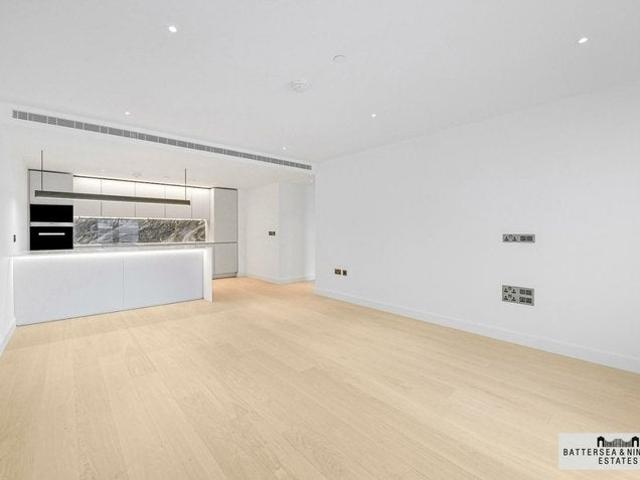 Apartment at Fountain Park Way, Greater London