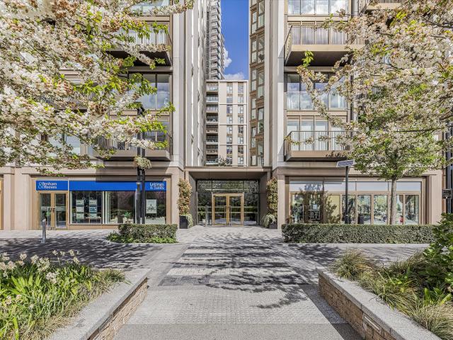 Apartment at Fountain Park Way, Greater London
