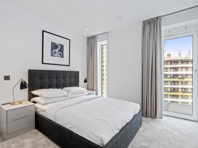Apartment at Fountain Park Way, Greater London